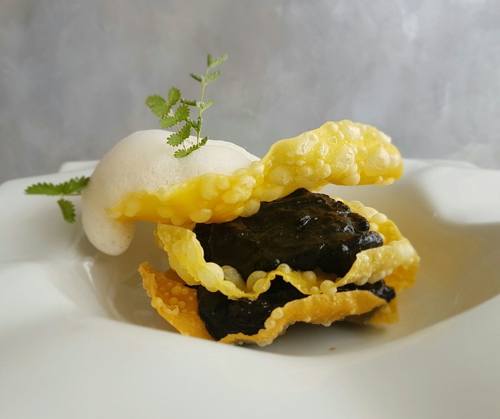 Receta de chipirones en su tinta con espuma de alioli - SHA Magazine